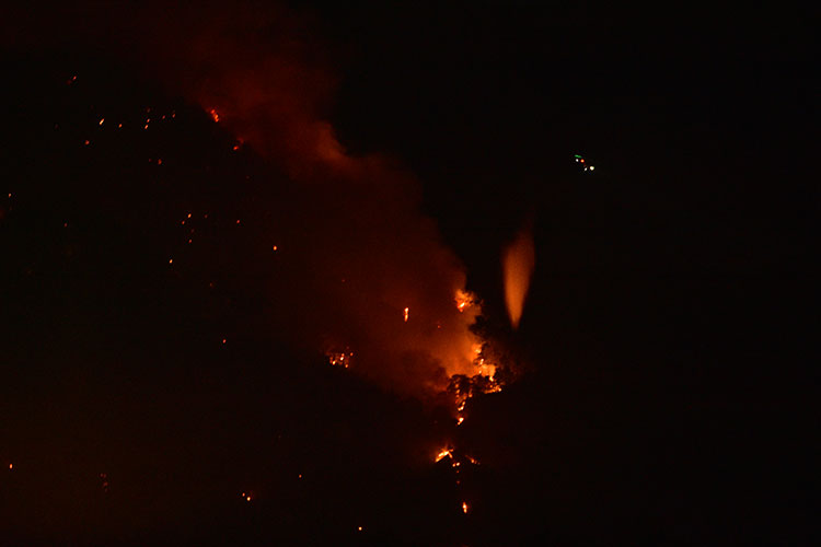 Kemer'deki orman yangınına gece görüşlü helikopterlerle müdahale sürüyor