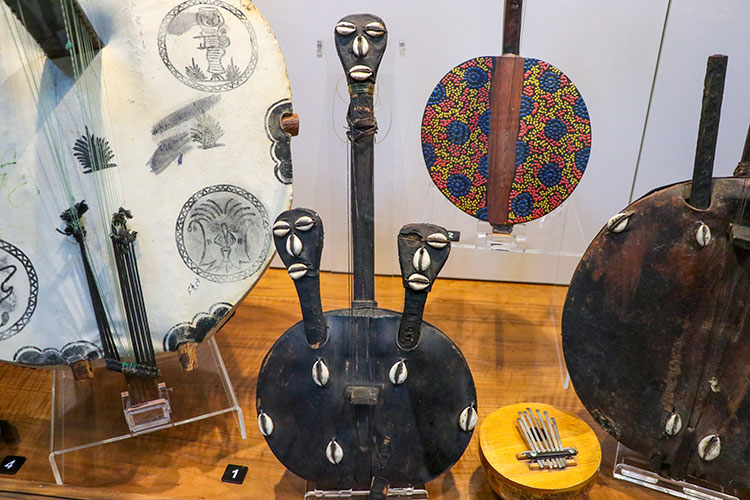 "Müzik Müzesi" yaklaşık 300 çalgı aletiyle müzik tarihinde yolculuğa ...